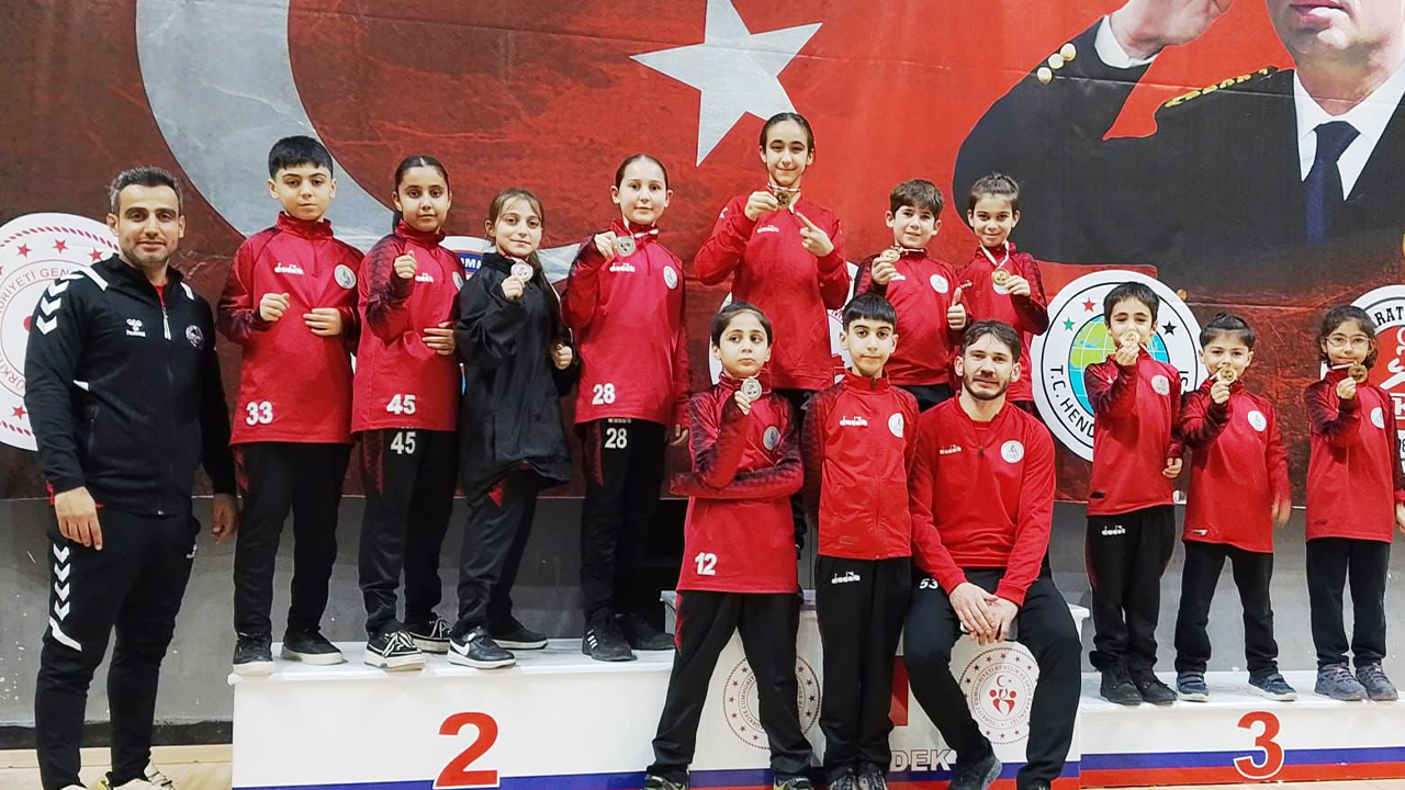 Körfezli karateciler Sakarya’dan 8 madalya ile döndü